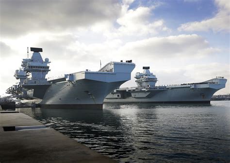 BASE NAVAL Portaaviones HMS Queen Elizabeth R 08 Y HMS Prince Of