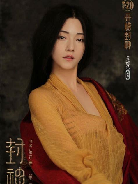 62岁费翔路演现场公主抱娜然 轻轻松松毫不费力 搜狐大视野 搜狐新闻