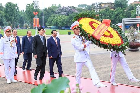 Les dirigeants rendent hommage au Président Hô Chi Minh en son mausolée