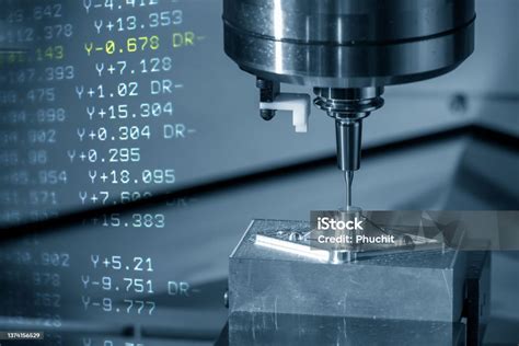 추상 장면 Cnc 밀링 기계 마이크로 금형 부품 및 G 코드 데이터 배경을 절단 밀링머신에 대한 스톡 사진 및 기타 이미지