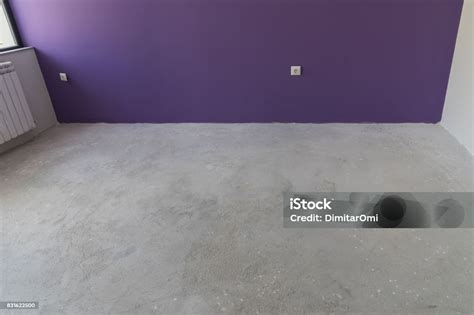 회색 콘크리트 바닥 창문 및 색상 벽 건설 중인 아파트의 미완성된 인테리어 0명에 대한 스톡 사진 및 기타 이미지 0명