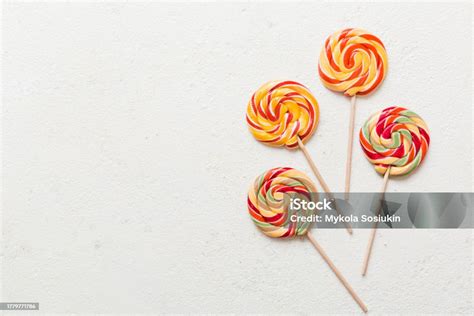 컬러 배경에 화려한 막대 사탕 세트입니다 여름 개념입니다 파티 생일 축하 또는 미니멀리스트 개념 맛이 가미된 빙과에 대한 스톡