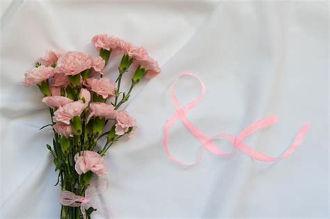 白い背景にピンクのカーネーションの花束と8番のシャッピングリボンの接写写真 お祝いのストックフォトや画像を多数ご用意 お祝い