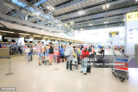 흐린된 이미지의 공항 체크인 카운터 승객과 사람들의 군중 제어 장벽 국제 공항 날개에에서 Bokeh 여행 관광 비즈니스 개념