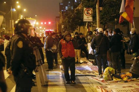 Simpatizantes De Perú Libre Hicieron Vigilia Frente Al Congreso Previo
