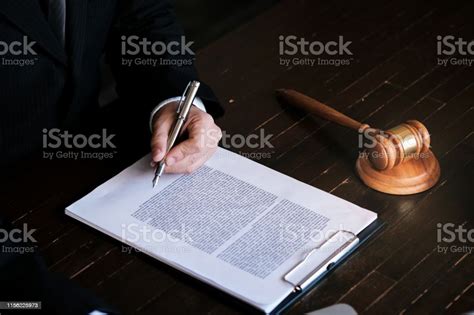 법률 고문은 고객에게 망치 및 법률과 서명 된 계약을 제시합니다 정의와 변호사 개념 계약서에 대한 스톡 사진 및 기타 이미지