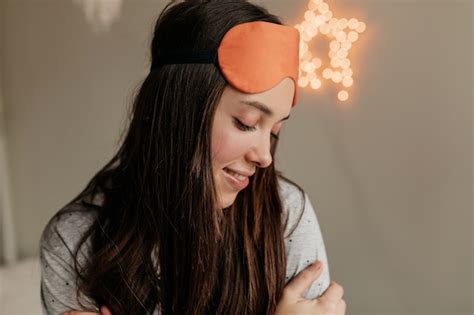 Romântica Garota Tímida Com Cabelo Escuro Usando Máscara Para Dormir