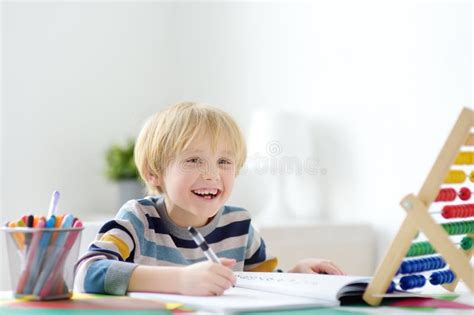 Leerling Die Thuis Huiswerk Maakt Het Kind Dat Leert Om Te Tellen Lost