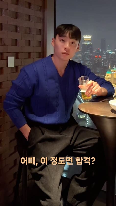 헤일로샵 펜션사장님의 이쁜 니트 후드집업 겨울분위기가 흠씬 느껴지는 귀여운 눈꽃 사슴패턴의 노르딕 니트 후드집업입니다💫 중량감있는 울 혼방소재 울20아크릴80