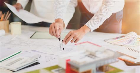 건설 프로젝트에서 함께 일하는 전문 건축가와 엔지니어의 크롭 샷 사진 Unsplash의 태국 이미지