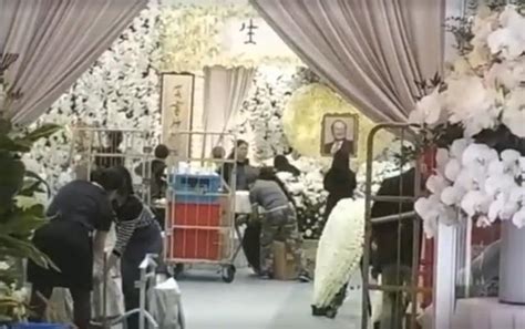 金庸喪禮今日舉行：靈堂曝光，除了劉德華，還有哪些明星送輓聯 每日頭條