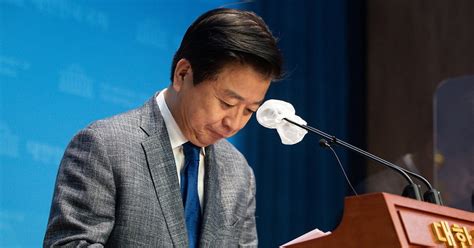 고개 숙여 인사하는 노웅래 뇌물수수 혐의 부인
