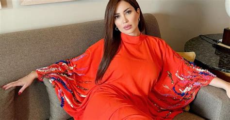 بالصور بملابس رياضيةنسرين طافش تمارس اليوغا في منزلها