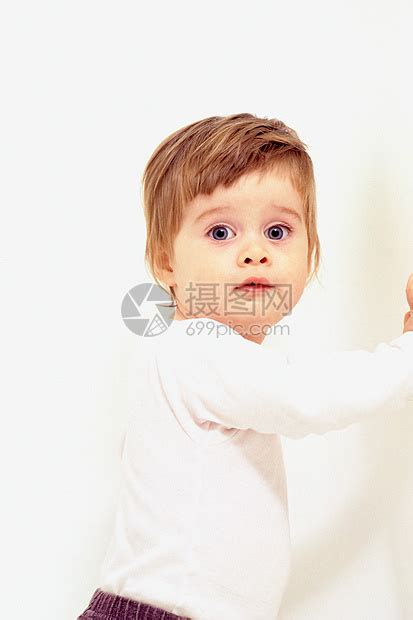 蹒跚学步的孩子高清图片下载 正版图片501497211 摄图网