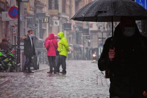 Soleil averses et températures printanières la météo de la semaine