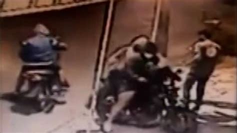 Video Tres Motochorros Le Robaron La Mochila A Un Hombre Que Estaba