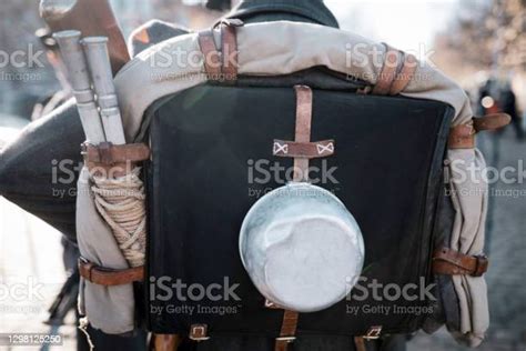 제1차 세계대전 재연자의 배낭과 함께 얕은 필드 깊이 이미지 World War I에 대한 스톡 사진 및 기타 이미지