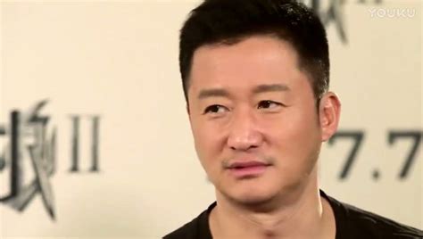 吴京再发飙！现身机场怒斥 代拍”，表情凶狠但路人皆拍手称赞！节目