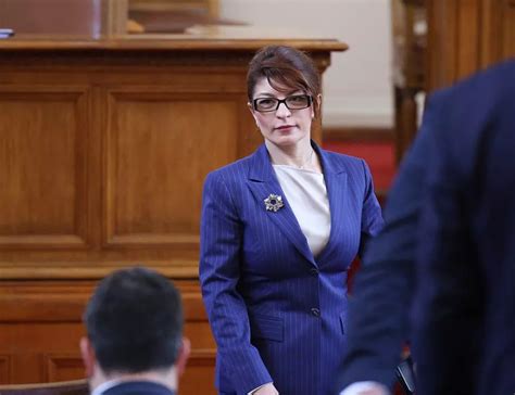 Десислава Атанасова Аз бях жената на която се обади г н Гешев по телефона