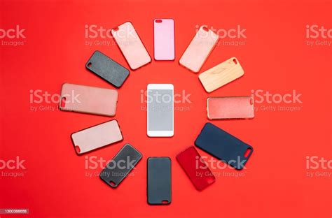 측면에 스마트 폰과 빨간색 배경에 휴대 전화에 대한 여러 가지 빛깔의 플라스틱 뒷면 커버의 선택 0명에 대한 스톡 사진 및 기타