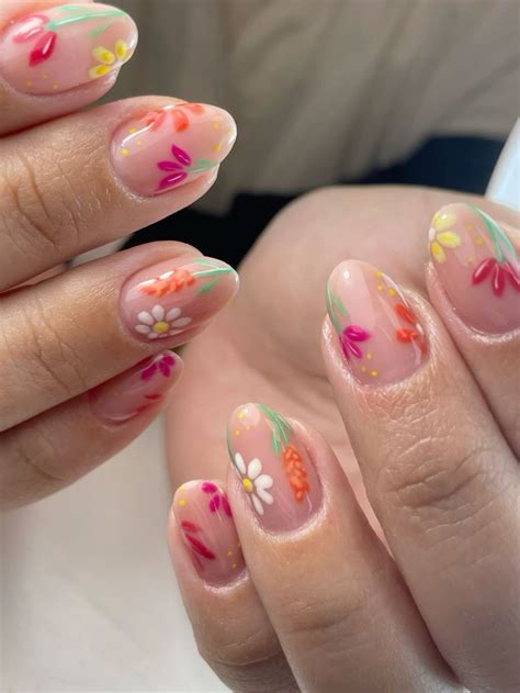 20 ไอเดียทำเล็บลายดอกไม้ ทั้งน่ารัก ทั้งสดใส เพิ่มความละมุนให้กับนิ้ว