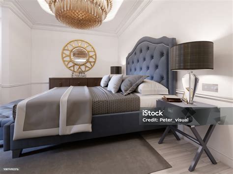 현대 침대 머리 맡 테이블 램프와 클래식 블루 스타일 이상 대형 유리 샹들리입니다 장식과 황금 거울 위의 드레 서 현대