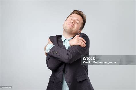 재미 있는 장난 유럽 남자 양복 자신을 껴 안고 기쁨에서 웃 고 눈을 꿈 감정에 대한 스톡 사진 및 기타 이미지 감정 건강한 생활방식 경영자 Istock