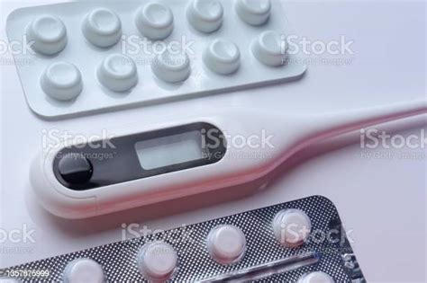 흰색 표면 클로즈업에 패키지와 흰색 전자 온도계의 정제 0명에 대한 스톡 사진 및 기타 이미지 0명 개념 개념과 주제