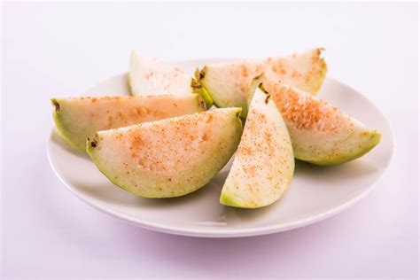 힌디어 암루드amrood 마라티어 페루peru라고도 하는 신선한 녹색 구아바 과일은 바구니 전체로 제공되거나 다채로운