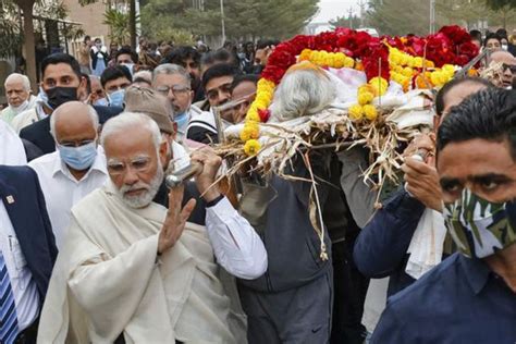 Pm Modi Carries Mortal Remains Of Mother Pays Floral Tribute