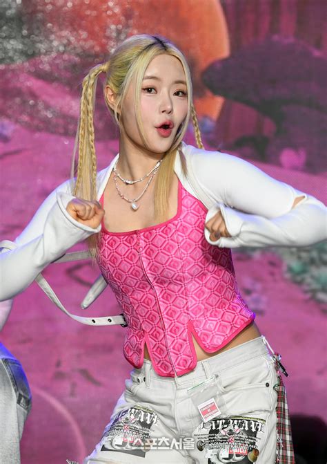 포토 피프티 피프티 키나 신나게