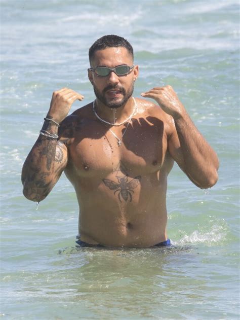 Ex BBB Bill Araújo curte praia ao lado de amigos DIÁRIO DO ESTADO