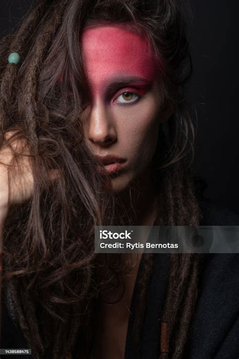 빨간 부족 화장과 향취가 있는 머리를 가진 여자의 스튜디오 초상화 20 24세에 대한 스톡 사진 및 기타 이미지 20 24세 가면 무도회 강렬하고 밝은 색상 Istock