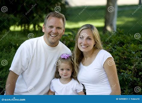 Familia Joven Feliz Imagen De Archivo Imagen De Padre