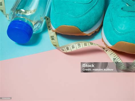 분홍색 배경에 청록색 운동화와 물 한 병 건강한 라이프 스타일 매일 훈련 및 그림 팔로우의 개념 0명에 대한 스톡 사진 및 기타