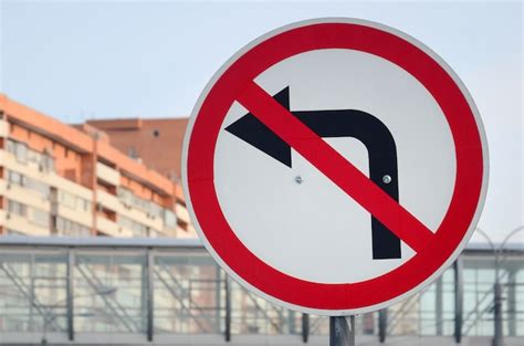 Está prohibido girar a la izquierda señal de tráfico con flecha