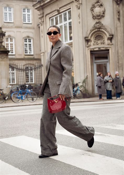 7 способів прикрасити базовий образ за допомогою аксесуарів Читайте на Ukr Net