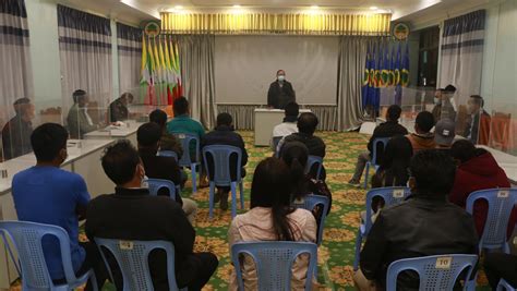 ဟားခါးမြို့ရှိ လုပ်ငန်းရှင်များအား ပြည်နယ်စီမံအုပ်ချုပ်ရေး ကောင်စီဥက္ကဋ္ဌ ဦးငွန်ဆန်းအောင်က ဒေသဖ