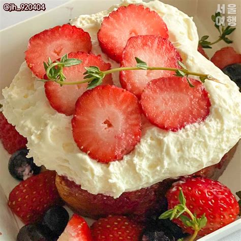 서울여행 🍓딸기 처돌이들 환장할 디저트 카페 등장🍓 무려 9가지 딸기 디저트로 메뉴판 도배해버림😆