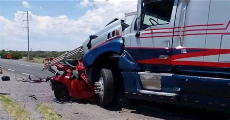 Choque entre dos tráileres y dos autos deja dos muertos en San Luis de