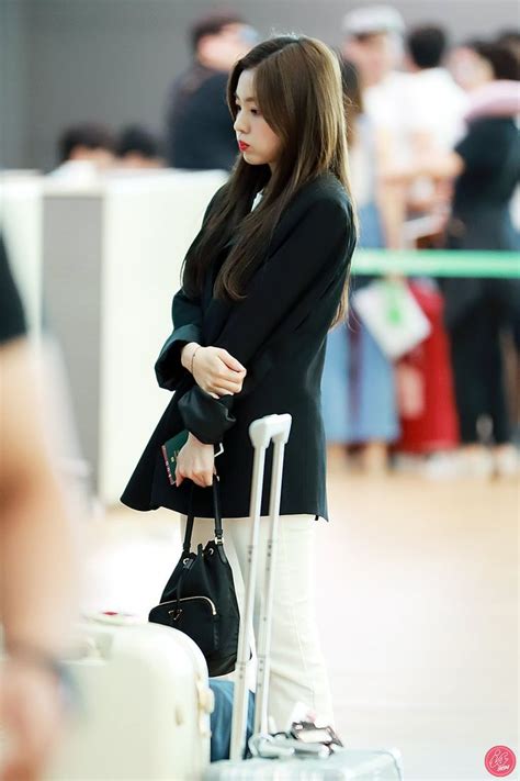 Irene Cute에 있는 Nguyễn Cẩm Vy님의 핀 케이팝 패션 패션 레드벨벳 아이린