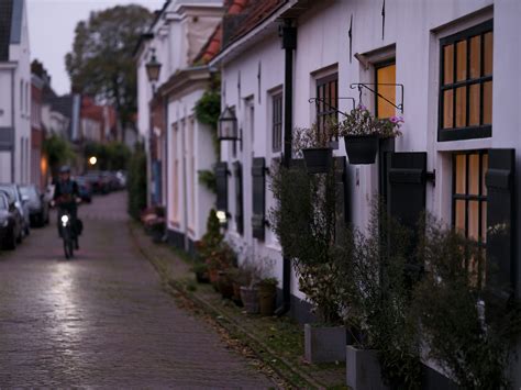 Un Hombre Andando En Bicicleta Por Una Calle Junto A Edificios Altos