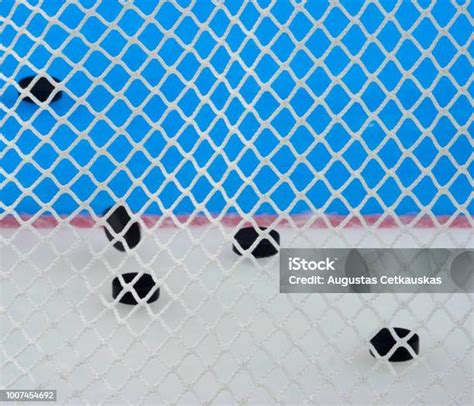 나일론 그물 세공의 근접 촬영 보기입니다 색상 패턴 배경 이들은 하 키 얼음에 로고 그물 치는 팬 들 하 키에서 퍽을 방지 하기 위해입니다 배경 주제에 대한 스톡 사진 및