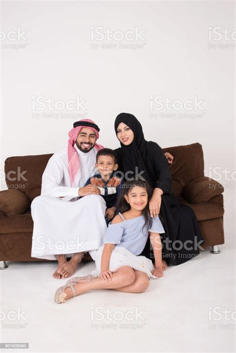 아랍 가족 가정에서 소파의 자에 앉아 즐기는 시간 가정 생활에 대한 스톡 사진 및 기타 이미지 가정 생활 가족 남성