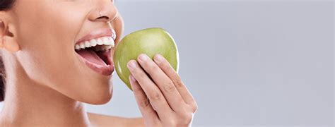 모형 사과 물기 또는 건강한 영양 또는 깨끗한 식단을 위해 흰색 배경에 스튜디오에서 식사하는 여성 클로즈업 배너 또는 배고픈 소녀의 열린 입 마케팅 천연 녹색 과일 배고픈에