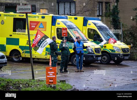 211222 Ambulance Strike Somerset Ambulance Workers On The Picket