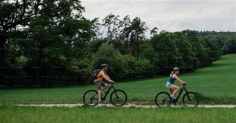 여름에 공원에서 자전거를 타는 어린 아이를 둔 젊은 가족 사진 Unsplash의 슬로바키아 이미지