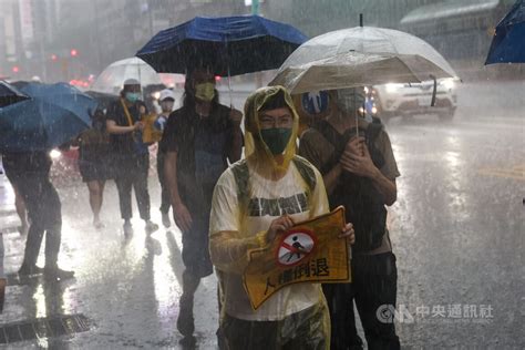 上千人不畏風雨遊行 自由廣場上齊唱香港禁歌《願榮光歸香港》 Lihkg 討論區