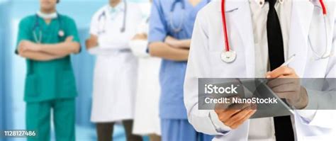 의료 사람들 그룹입니다 다른 의사 간호사와 의사 병원 사무실 또는 병원에서 근무 하는 전문 의사 의료 기술 연구 연구소와 의사 직원 서비스 개념 간호사에 대한 스톡 사진 및