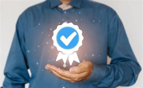인증 및 표준화 프로세스 Iso 인증 비즈니스 국제 표준 및 품질 보증 개념 준수 인증서 아이콘을 만지는 사람 프리미엄 사진
